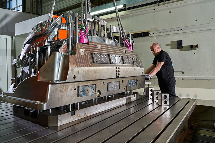 ÜBER UNS - OESTERLE